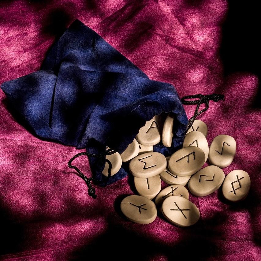 Runes - Outil de divination viking pour connaitre votre avenir